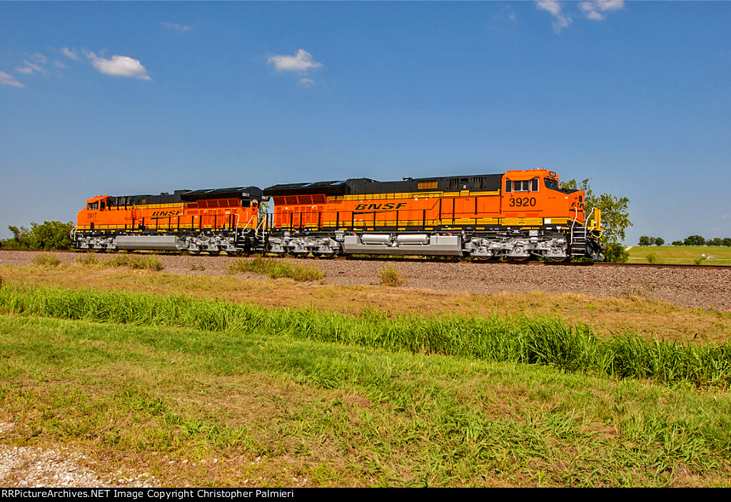 BNSF 3920 and BNSF 3917